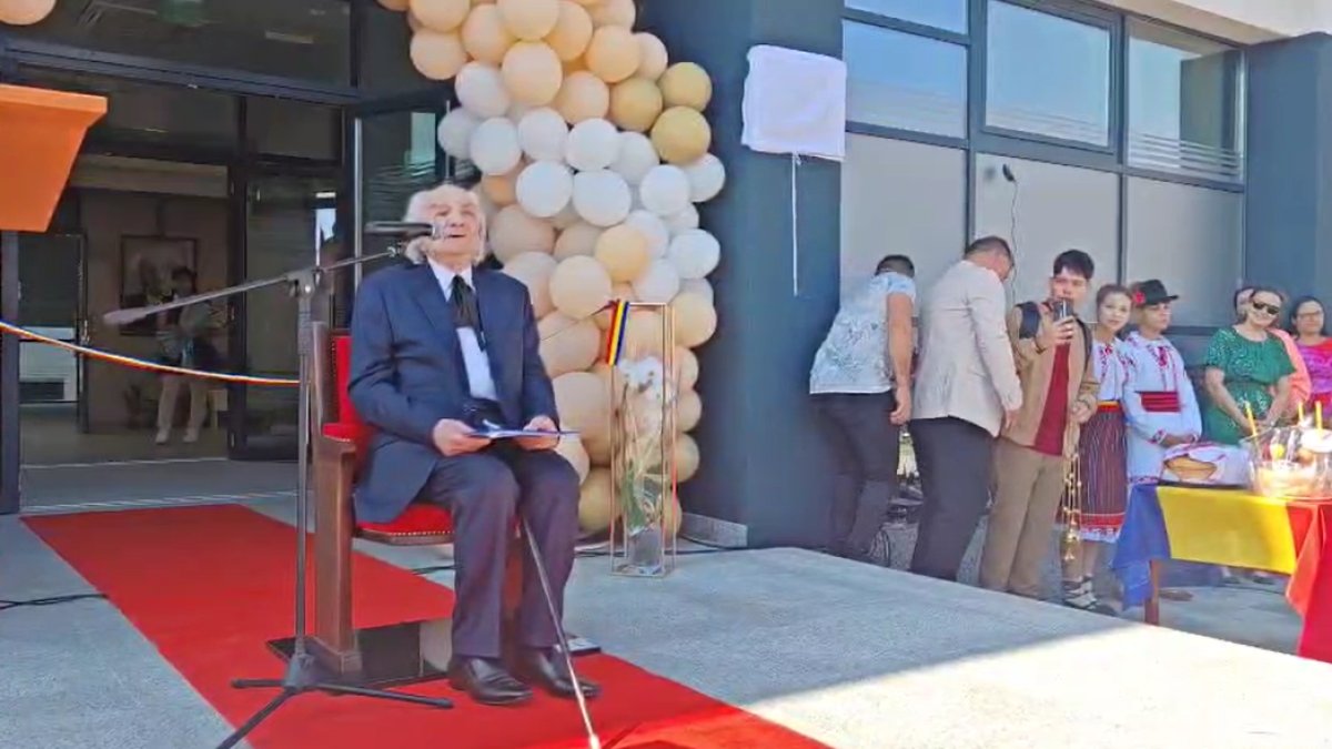 Academicianul Leon Dănăilă, prezent la inaugurarea școlii din Dărăbani ...